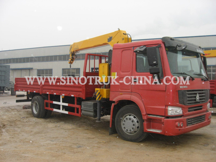 SQ5SK3Q Truck Mounted Crane, 5 TON Telescoping Boom Crane Untuk Diesel 4 × 2 Truk Kargo